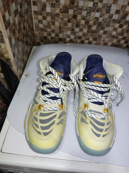 Продаю оригинальные красовки ASICS.в идеальном состоянии.