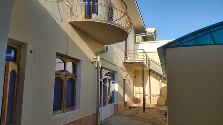 Qarshi shahar markazidan xovli sotiladi