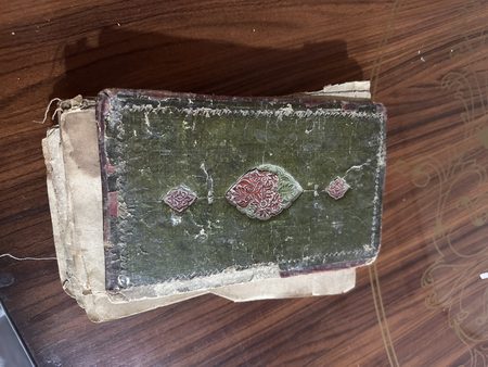 Маленькая старинная книга с печатью