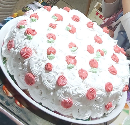 Торты, корейские салаты, пирожные, фигурки с маршмеллоу.