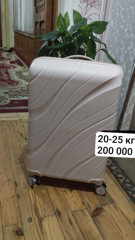 Чемодан прочный отличный