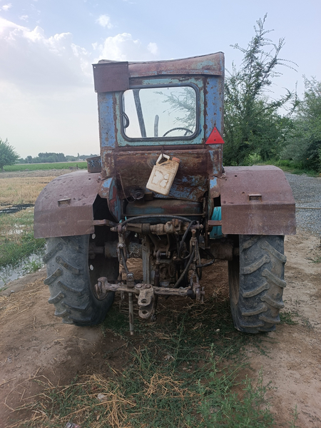 T 28 traktor sotiladi
