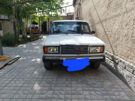 Lada 2107 sotiladi