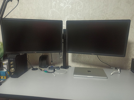 Продам комплект (2 монитора DELL 24' и кронштейн). В отл. сост. Из США
