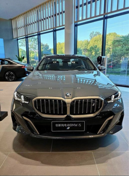 BMW i5 full pozisiya