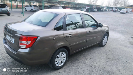 Lada Granta седан 2019 года механика пробег 53000 км (на бензине) !!!