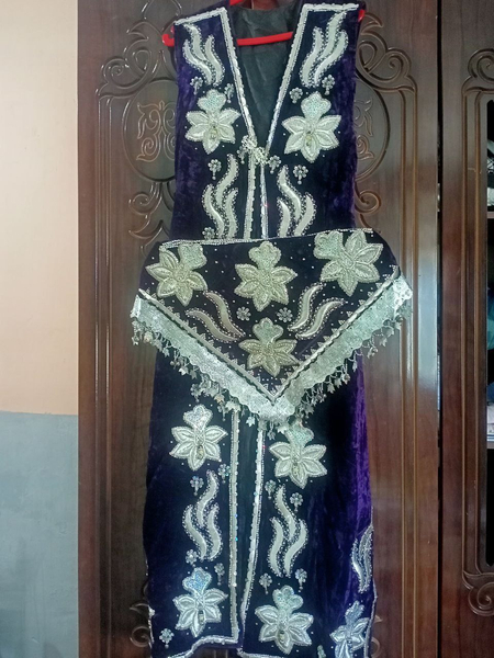 Zar xalat toʻr kiyilgan