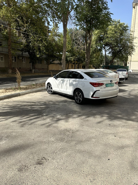 Продаётся BAIC EU5 White
