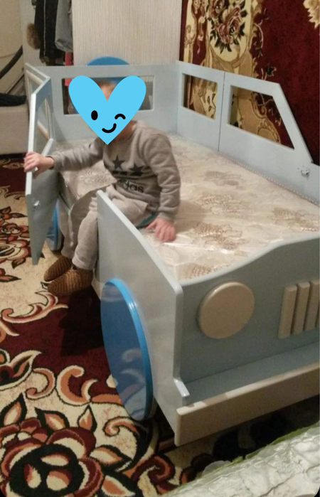 Продается детская кроватка машинка