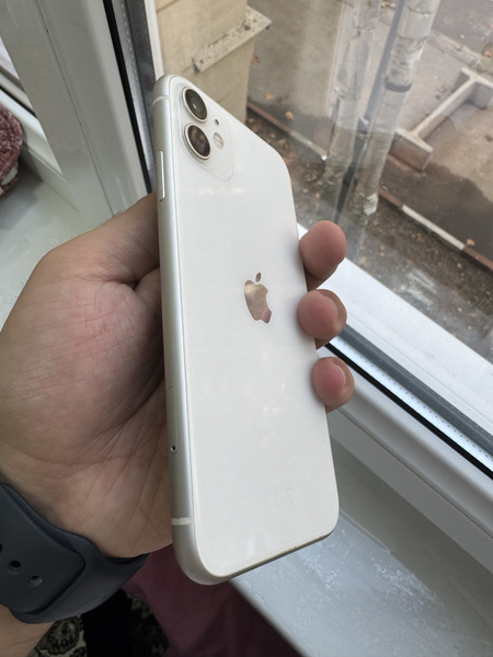iphone 11     64 GB  white.  RM/A
