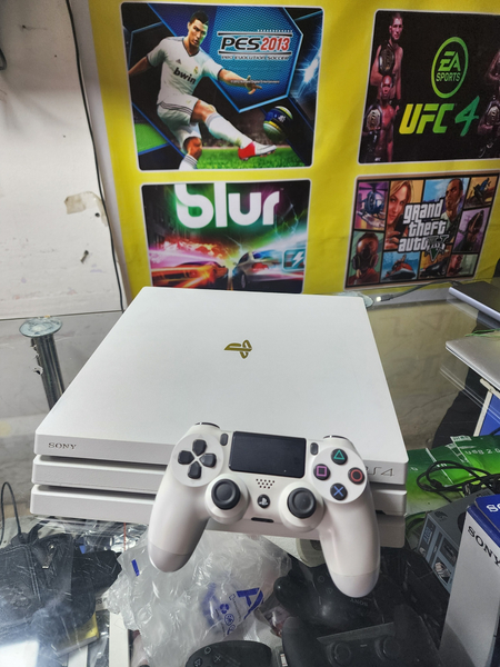 Продается игровой консол Sony Playstation 4 pro