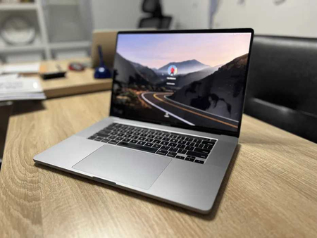 Macbook Pro 16 core i9 16gb/1TB