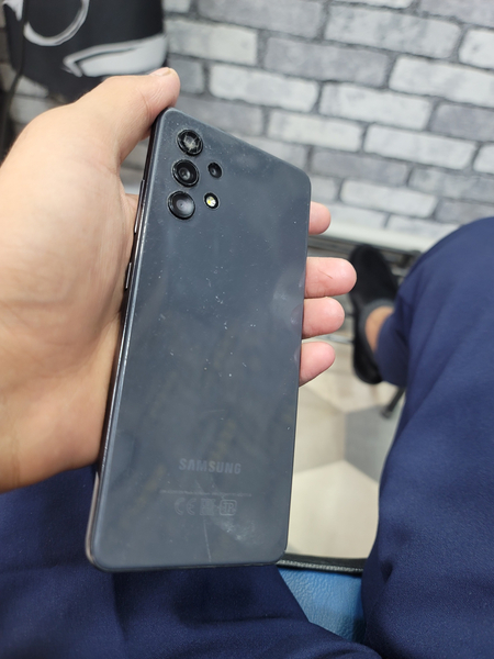Samsung a32 xolati ideal srochna soatiladi