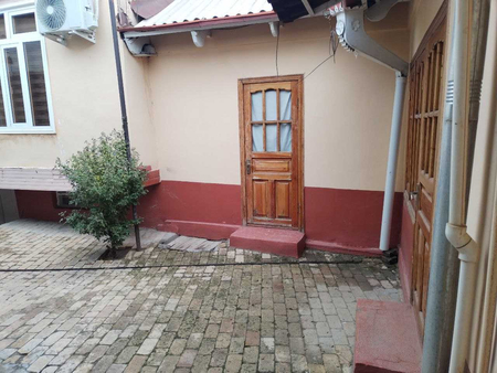 Shahrisabda. A. Temur maydonida yonida hovli sotiladi