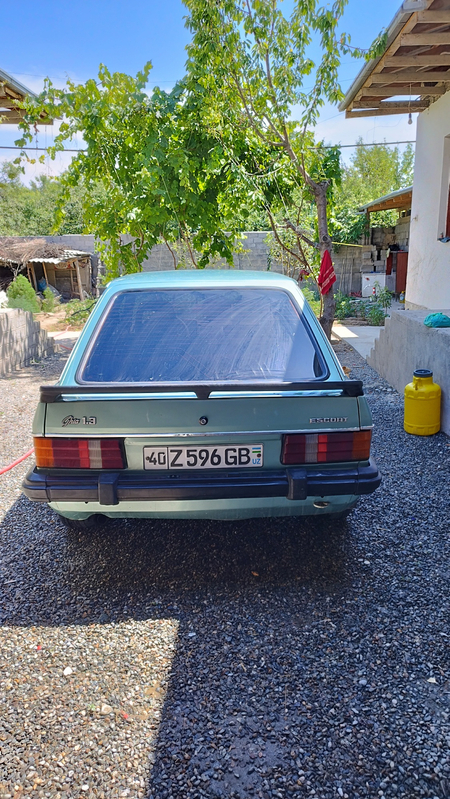 Ford escord Ghia 1.3 sotiladi