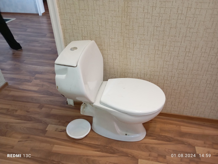 Унитаз сотилади.Унитаз продаётся.