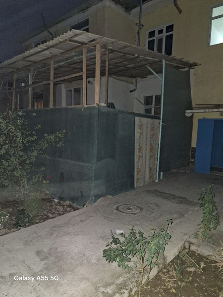 Урганч шарида 2 каватли бинонинг 1 каватида 3 хонали кв сотилади