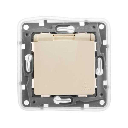 Розетка Legrand 2К+З IP 44 с откидной крышкой и шторками