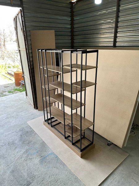 Стеллаж LOFT из крашеного метала.