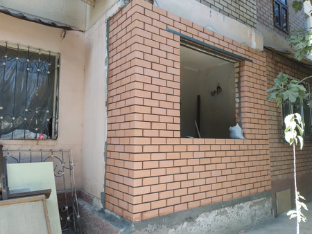 Делаю кладку балкона облицовочным и простым кирпичом.