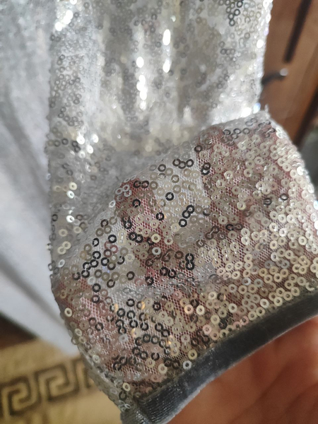 Продается платье в паетках серебряное