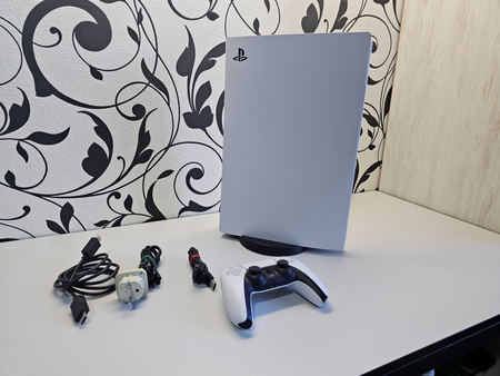 ПРОДАМ PlayStation 5 Digital + Подписка Plus DELUX до конца 2024