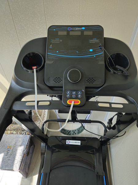Продаю беговую дорожку life gym 555