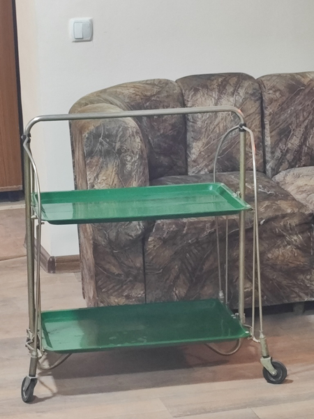 Продается раскладной сервиовочный столик