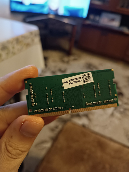 Оперативка для ноутбука DDR 4 4 Гб 2400 в идеальном состоянии operativ