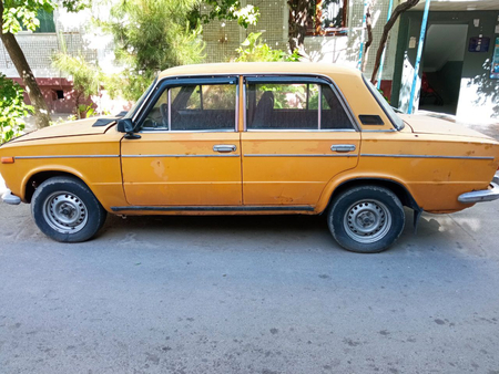 Vaz 2103 sotiladi.