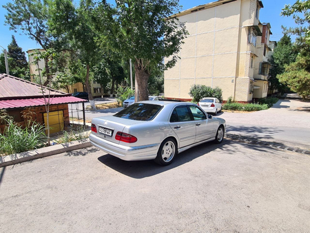 Mercedes    e210