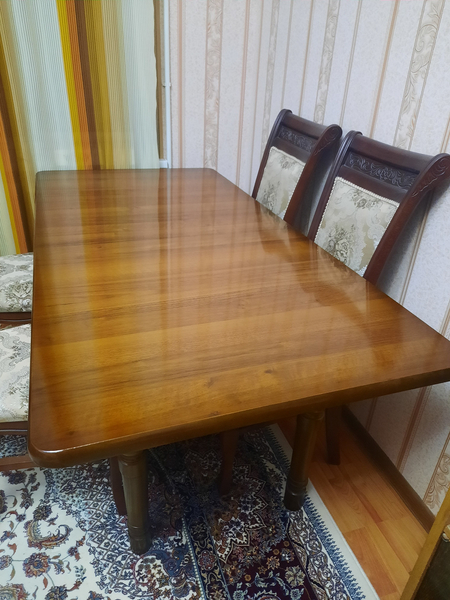 Продаётся стол и стулья