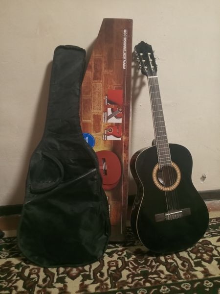Gitara sotiladi  razmer 34