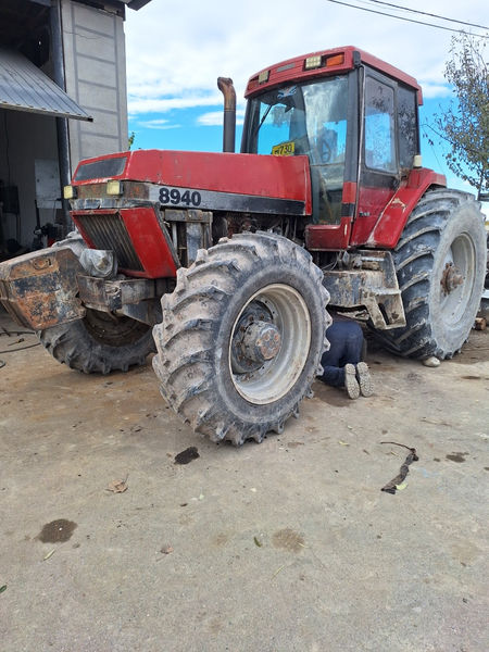 Magnum 8940 traktor sotiladi oldi tortadi