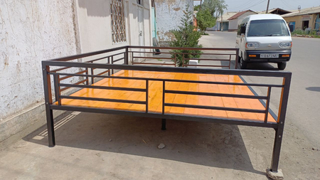 Tapchan . Kravat (soʻri). Тапчан , крават .