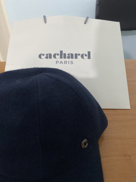 Cacharel Paris brendiga tegishli kepka