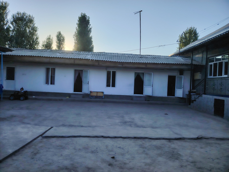Sakson otada 11 sotikli hovli sotiladi