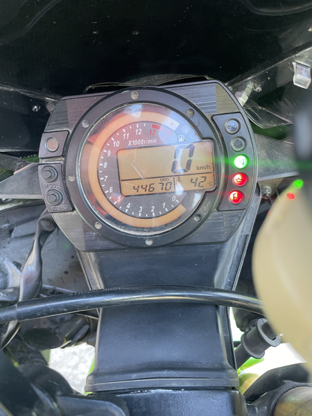 Kawasaki Ninza 1000 kub lik sotiladi yili 2005 yurgani 4400 km