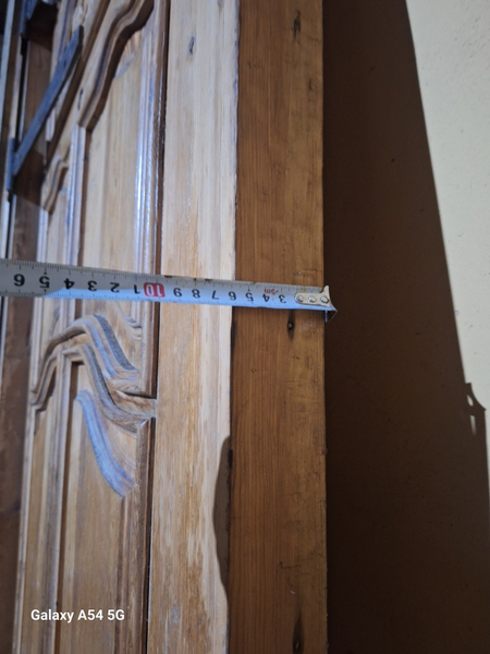 Darvoza Sotiladi Yongoqdan yasalgan boyii 2.80 eni 3mtr qalinligi 6sm