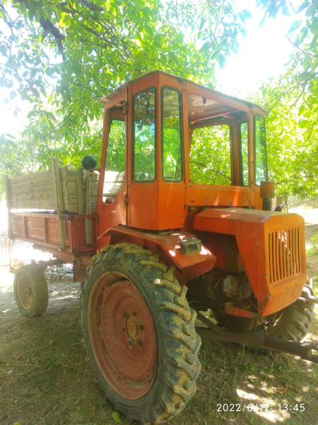 Traktor TM-16 yurib turgan