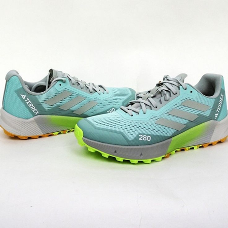 Sport oyoq kiyimi Adidasdan