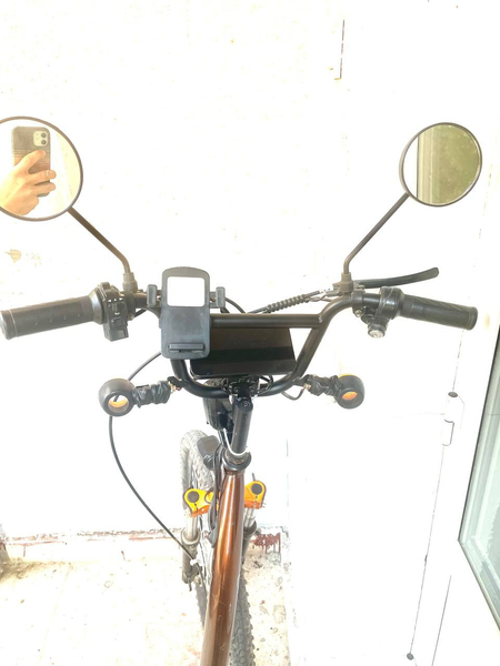 Elektron skuter yurib turibi