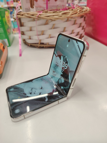 Samsung Galaxy Z Flip5. Цвет: кремовый/бежевый
