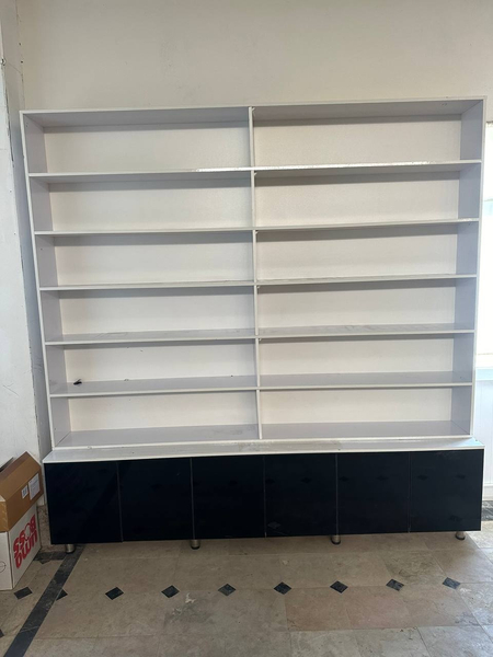 Magazin uchun mebel polka