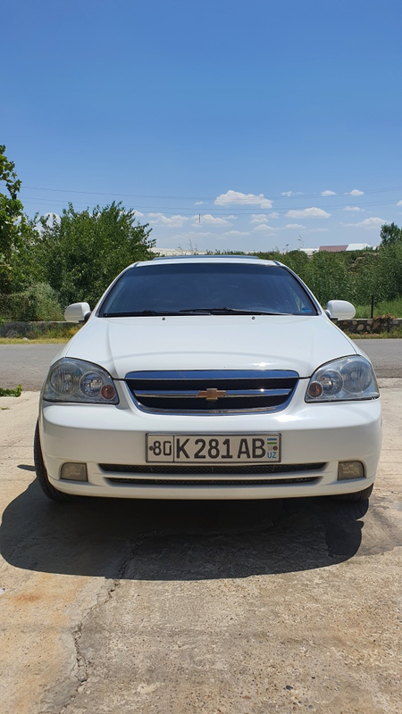 Lacetti 1.8 sotiladi