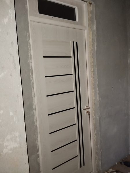 Sfatli akfa eshik romlar xarxil ranglardan bor oq shkalatni ,Miri rang