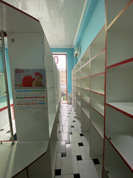 Polka sotiladi. Apteka, optika magazinga ishlatsa boʻladi