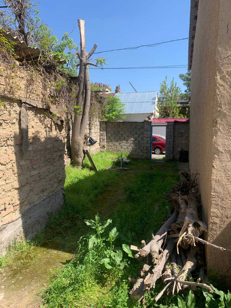 Хозяин продает дом с участком. Площадь участка 2.8 соток.