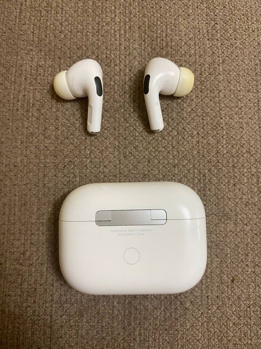 Apple AirPods Pro + коробка, чехол (состояние 4+)
