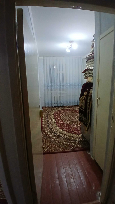 80 магазин ёнбошида 1-каватда жойлашган 3 хона килинган квартира.